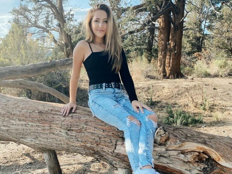 Ava Kolker Biography, Age, Height, Boyfriend, Net Worth - Wealthy Spy