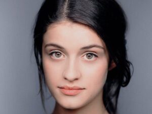 Anya Chalotra Bio, Age, Parents, Height, Boyfriend, Net Worth
